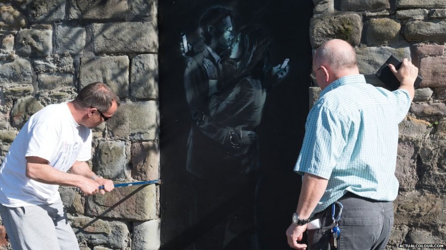 Phone Lovers – By Banksy in Bristol, England | STREET ART UTOPIA