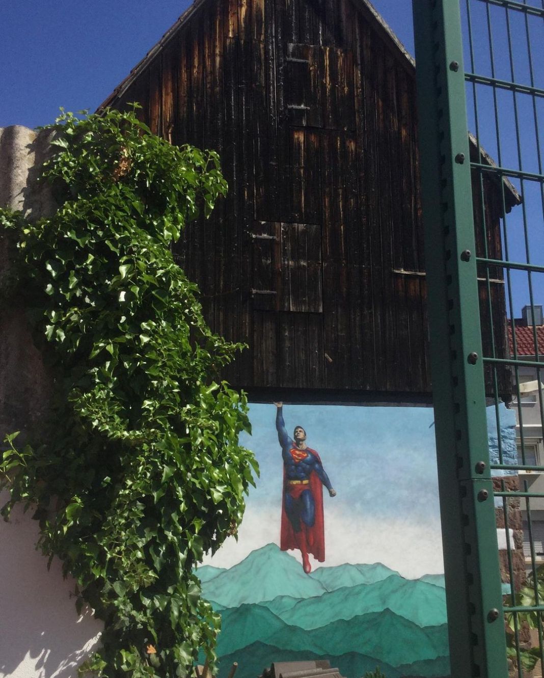 Superman Raising the Barn (4 photos) | STREET ART UTOPIA