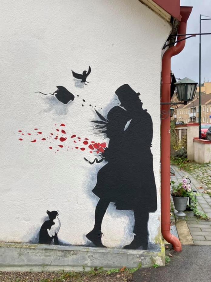 The Kiss by Kenny Random in Höör, Sweden | STREET ART UTOPIA