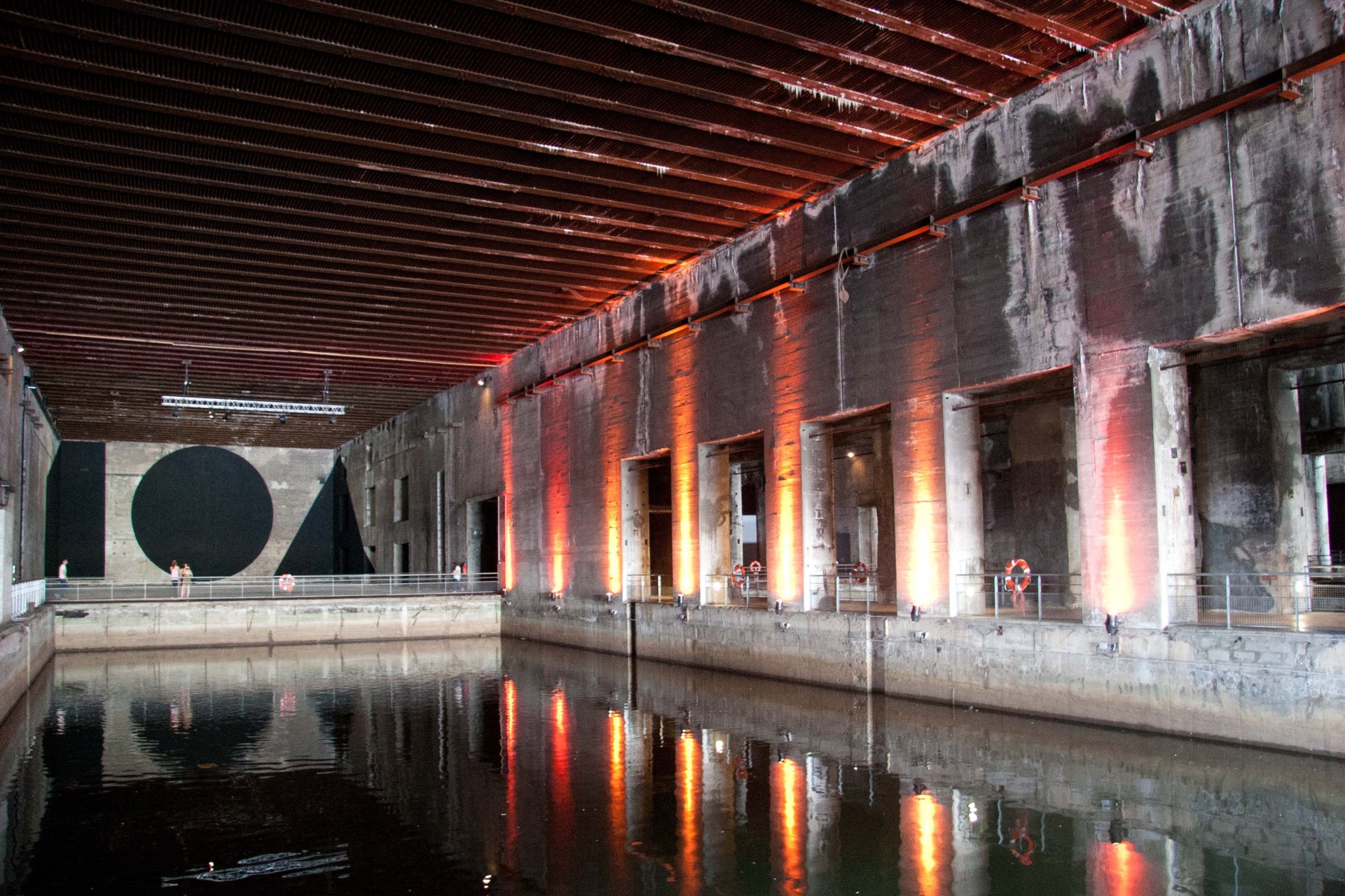 The old Bordeaux submarine base converted into a huge art center ...