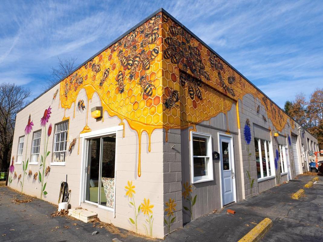 The mission to paint 50,000 honey bees (the number in a healthy hive ...