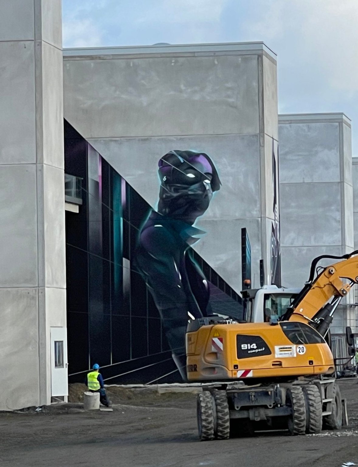 Sneak peek into Tesla’s Giga Berlin and its post graffiti (murals ...