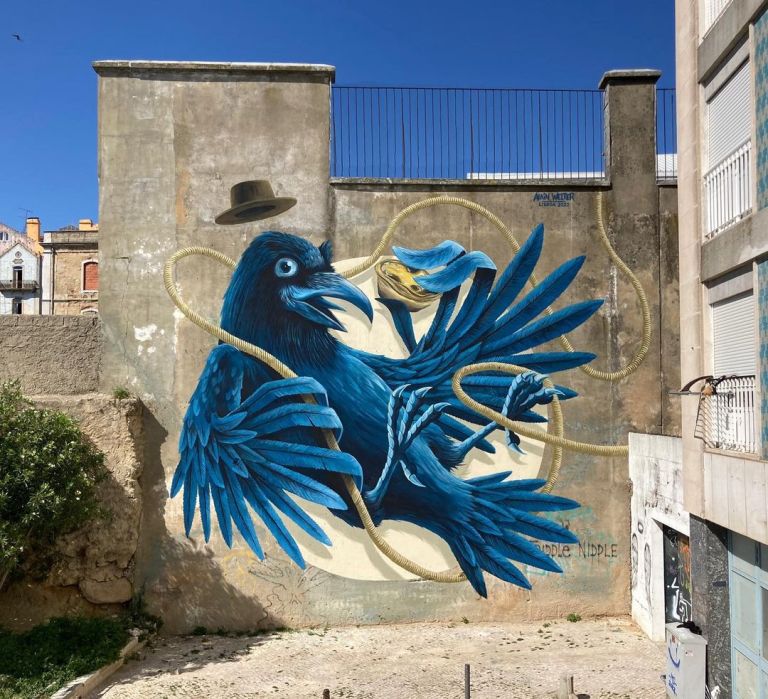 ‘Crows’ by Alain Welter in in Lisbon, Portugal | STREET ART UTOPIA