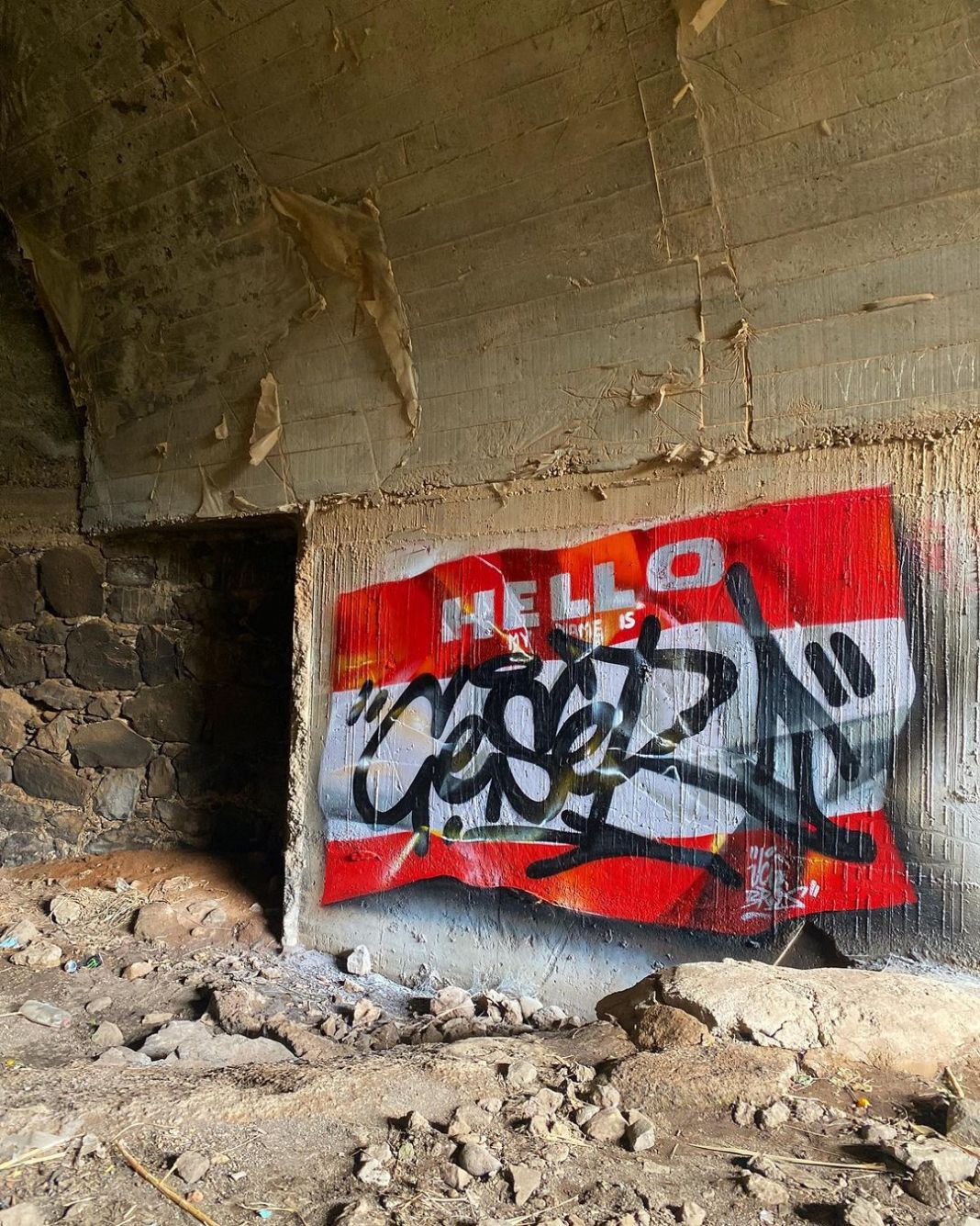 Leaving a sticker on the tunnel in the sewer (By Ceser87 in Gran ...