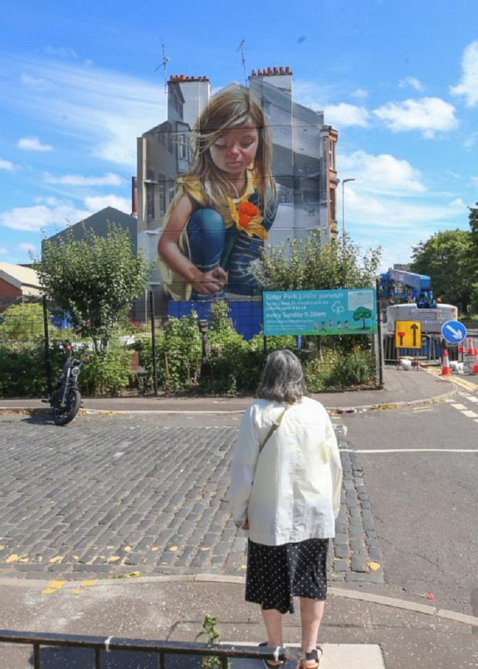‘Daffodil King’ inspired mural in Glasgow by SMUG | STREET ART UTOPIA