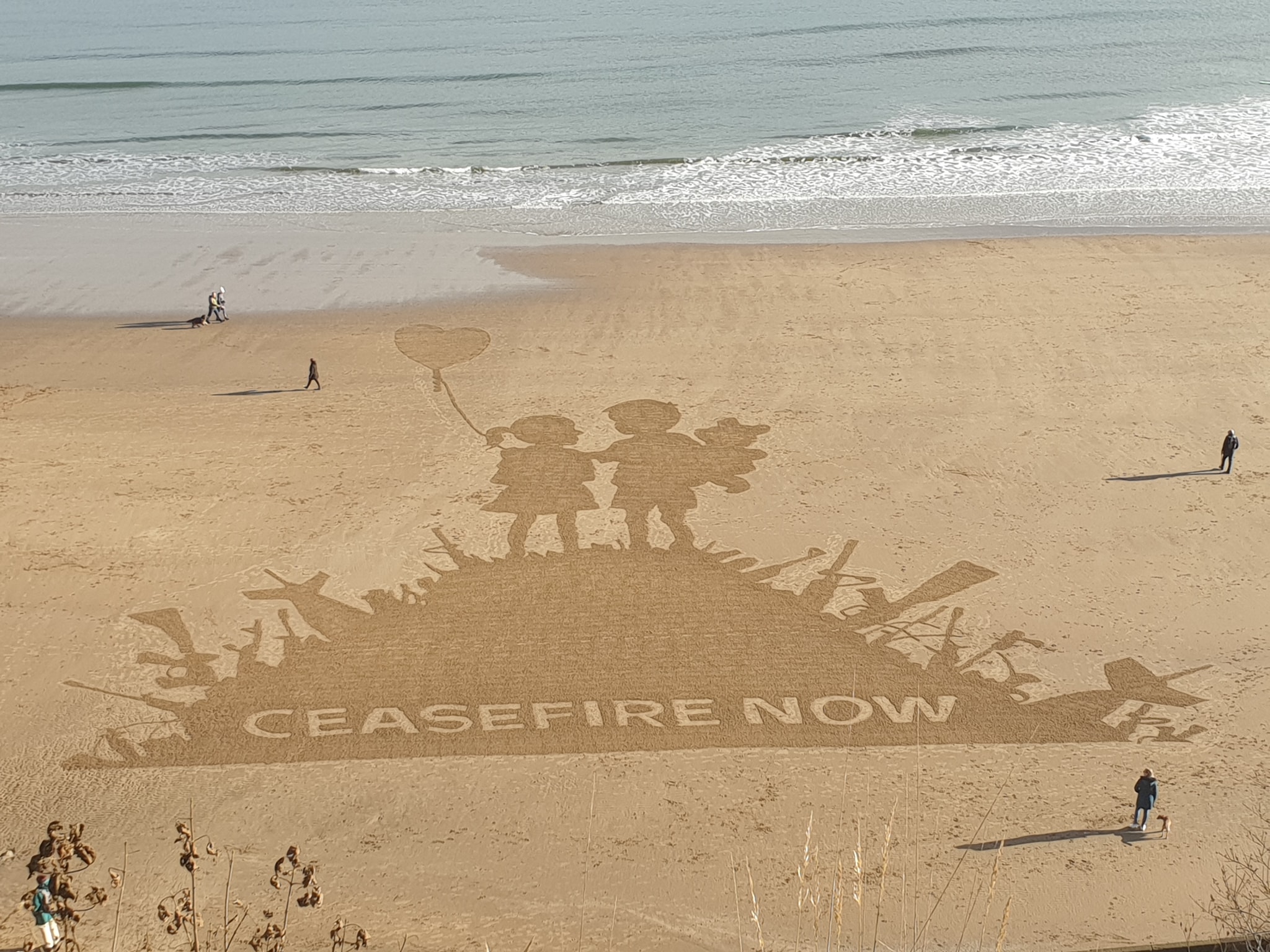 Ceasefire now! Beach drawing inspired by Banksy in Scarborough, UK ...