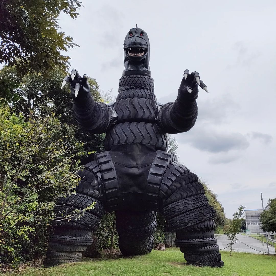 Tirezilla: 20 ton Godzilla made from 114 tyres called "Gomura" in ...
