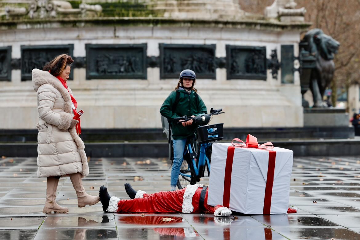 Santa Claus With a Gift Box Head: Paris Street Art That Makes You Think ...
