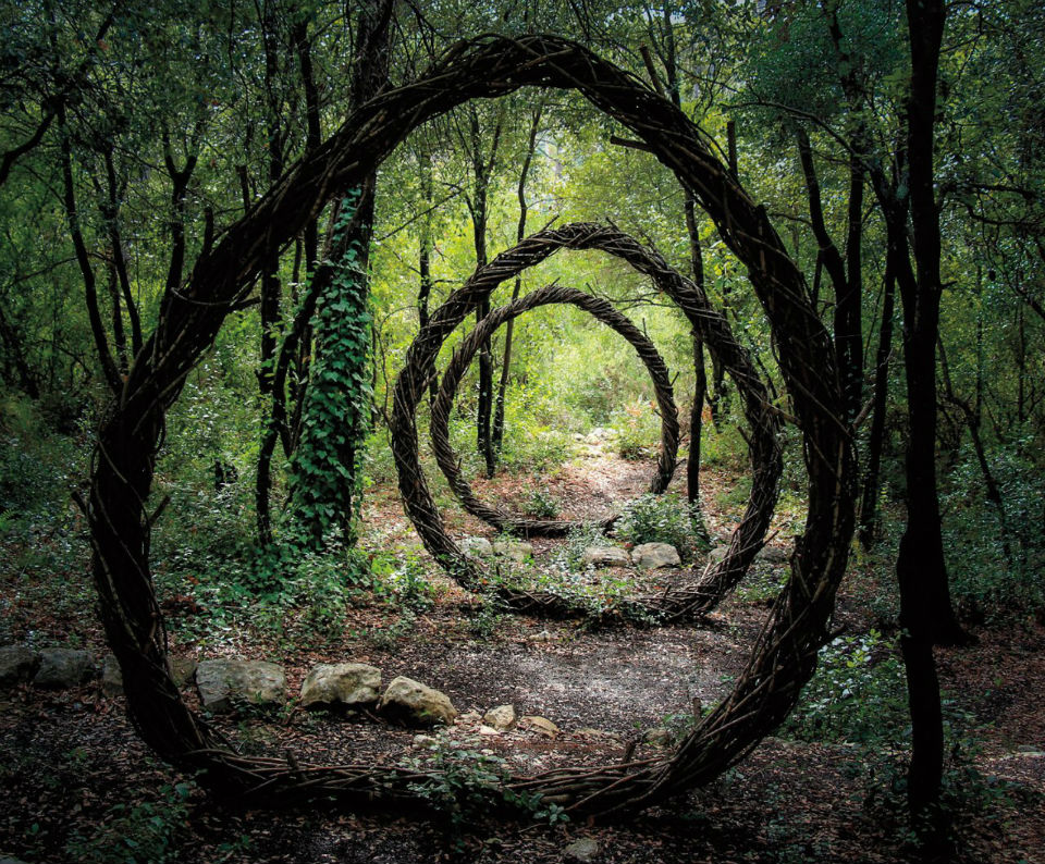 11 Beautiful Artworks That Seem to Grow From Nature - STREET ART UTOPIA
