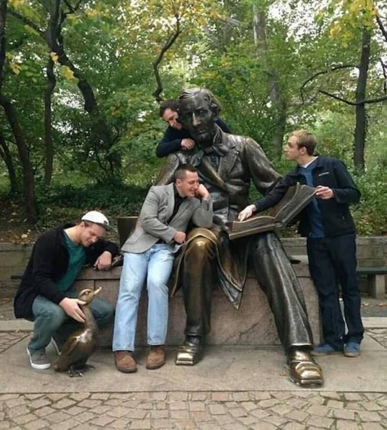 Playing With Statues (23 photos) - STREET ART UTOPIA