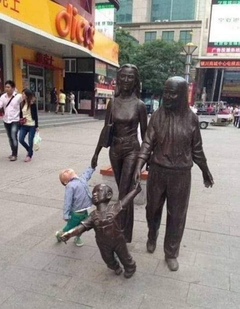 Playing With Statues (23 photos) - STREET ART UTOPIA