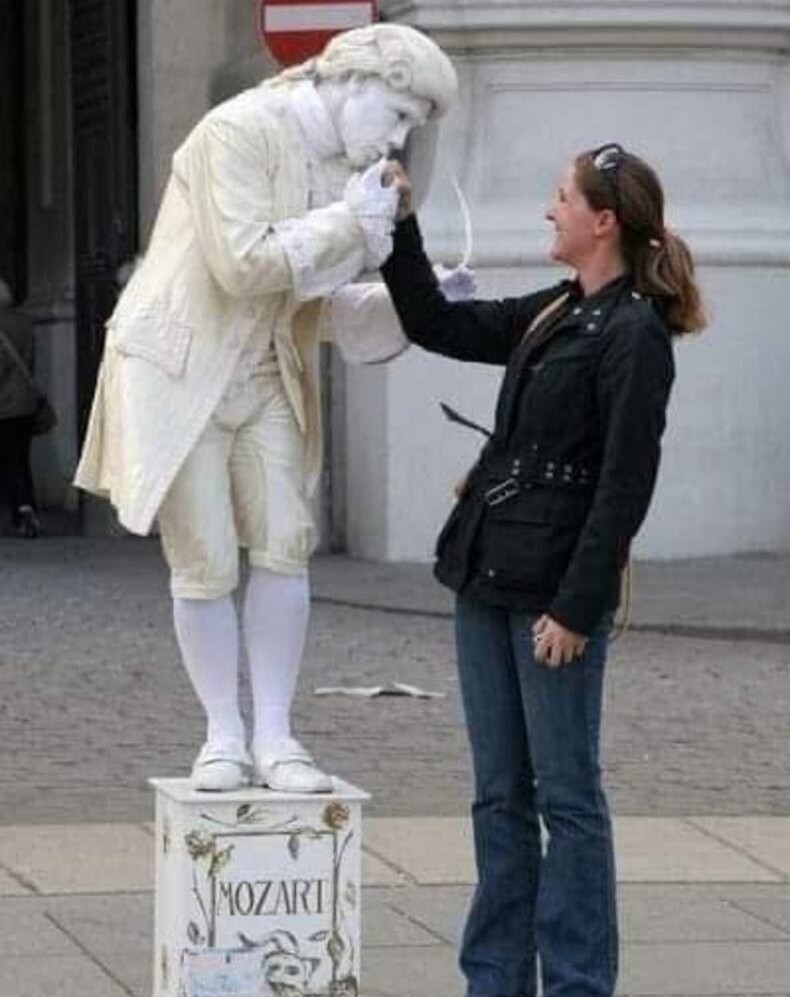 Playing With Statues (23 photos) - STREET ART UTOPIA