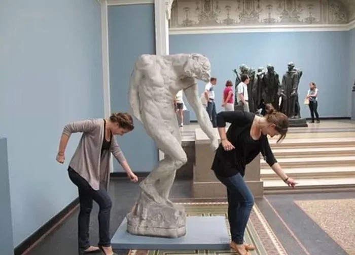 Playing With Statues (9 Photos) - STREET ART UTOPIA